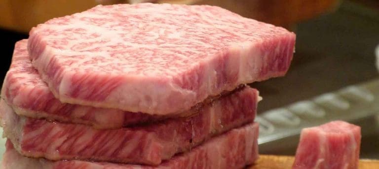 Carne di Kobe, ultima frontiera culinaria tra mito e realtà.